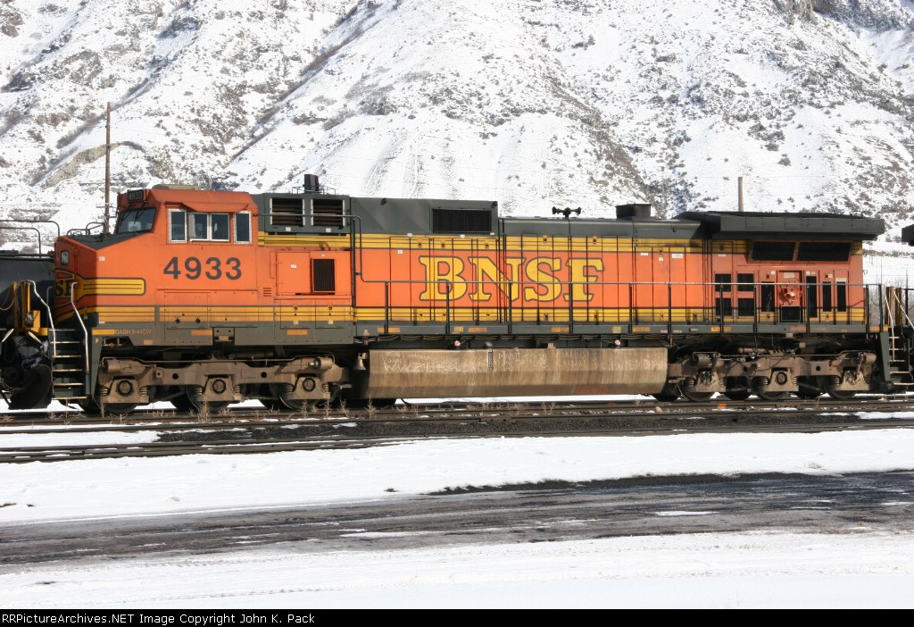 BNSF 4933